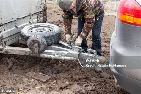 악천후에서 자동차 트레일러의 히치 메커니즘을 확인하는 남자 차량 트레일러에 대한 스톡 사진 및 기타 이미지 차량 트레일러 차 견인 Istock