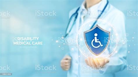 장애 의료 장애 보험 의료 재활 개념입니다 장애인 환자 도움 휠체어 아이콘에 있는 사람과 손 보호 방패를 들고 있는 의사 벡터 그림입니다 건강관리와 의술에 대한 스톡 벡터