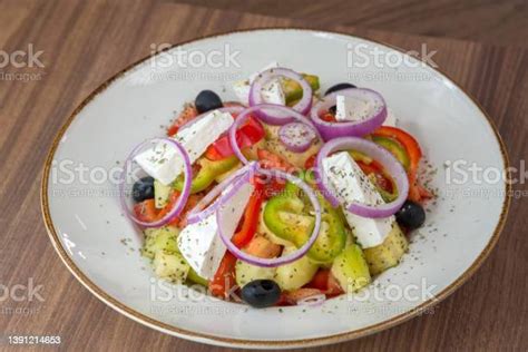 신선한 야채 페타 치즈 및 칼라 마타 올리브를 곁들인 그리스 샐러드 건강 식품 톱 뷰 스톡 사진 0명에 대한 스톡 사진 및 기타 이미지 Istock