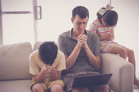 노트북 가족 및 아이들과 함께 아버지 부모와 함께기도하는 아이들은 집에서 함께 온라인으로 예배 교회 예배 스트리밍 사회 불변