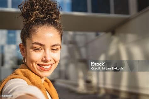 자화상 셀카 젊은 백인 여자는 야외 행복한 미소를 지었다 20 24세에 대한 스톡 사진 및 기타 이미지 20 24세 낮