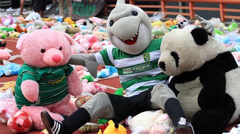 Lempar Boneka Upaya Bonek Melawan Stigma Football Tribe Indonesia