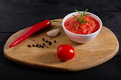 전통적인 마그레비 핫 칠리 페퍼 소스 페이스트 하리사 튀니지 요리와 아랍 요리 아지카 0명에 대한 스톡 사진 및 기타 이미지