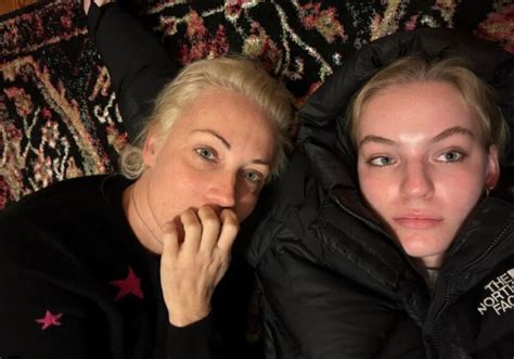 Вдовицата на Навални публикува траурна снимка с дъщеря си