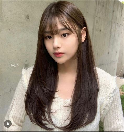 18 Stunning Long Hairstyles For Round Faces That You Can Try Today
