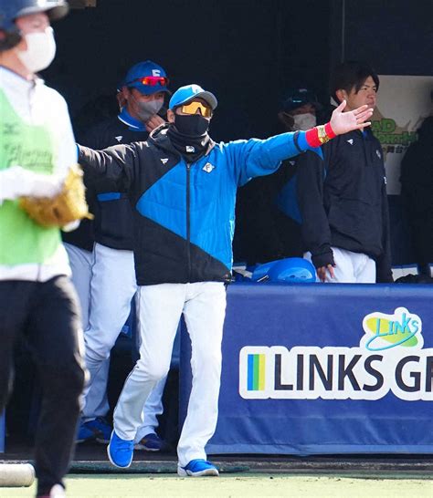 ＜オープン戦 日・ロ＞5回1死ニ、三塁から万波は左越え3ラン。ベンチを飛び出す新庄監督（撮影・長久保 豊） ― スポニチ Sponichi