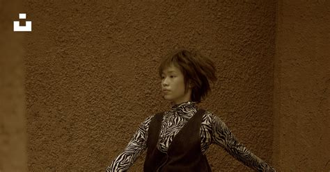 검은 드레스를 입은 여자가 공중에서 뛰어 오르고 있습니다 사진 Unsplash의 무료 소녀 이미지