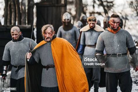 전쟁 중에 칼을 들고 갑옷을 입은 기사들의 사진 칼과 전투에 가는 전사의 사악한 감정 감정에 대한 스톡 사진 및 기타 이미지 감정 검 고대의 Istock