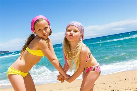 Bambini Sulla Spiaggia Che Tira I Fronti Divertenti Immagine Stock