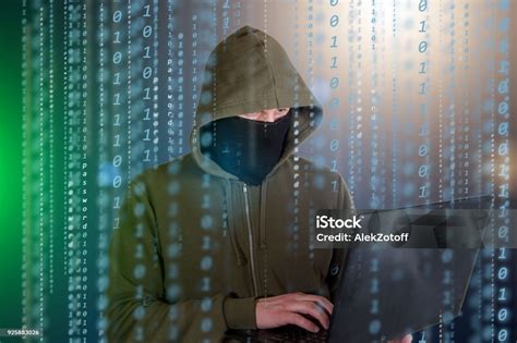 해커 프로그래머 화면의 모양과 프로그램 코드 해킹 정보 및 사용자 계정 기록 검은색에 대한 스톡 사진 및 기타 이미지 검은색