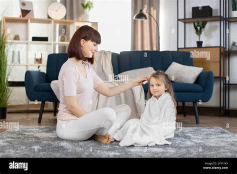 Jolie Jeune Mère Peignant Les Cheveux De Sa Petite Fille Après Avoir