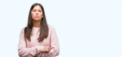 젊은 아름 다운 스페인 여자 스웨터 의심과 긴장 Disapproving 식 교차 팔과 얼굴에 입고 부정적인 사람입니다 갈색 머리에 대한 스톡 사진 및 기타 이미지 Istock
