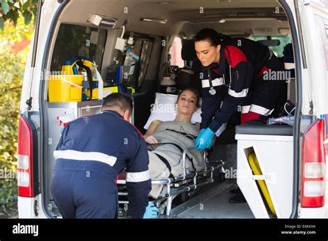 El personal médico de emergencia transportar equipo de ambulancia al