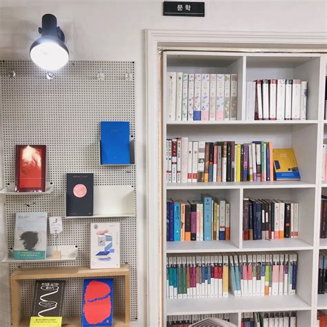 안녕하세요 인문서점 산책자입니다 오늘은 날씨가 많이 흐리네요 산책자는 쾌적한 실내 환경을 위해 열심히 노력하고 있습니다 외출하시는 분들 마스크 꼭 잊지 마세요🌿