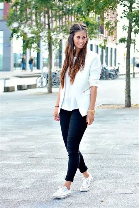 15 Looks Con Zapatillas Blancas Para Este Year