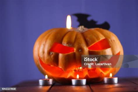 할로윈의 호박 양 초 박쥐와 빛나는 호박입니다 할로윈에 대 한 추수입니다 휴가 대 한 어두운 분위기입니다 박쥐 그리고 촛불의 빛입니다 나무판에 호박 10월에 대한 스톡 사진