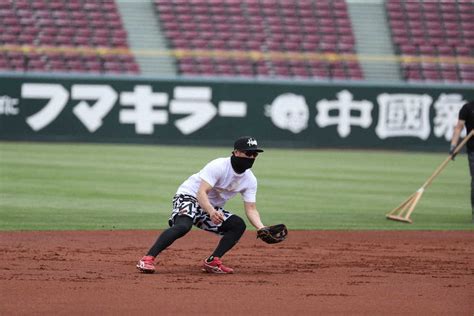 口元を覆いながら内野ノックを受ける広島・田中広（球団提供） ― スポニチ Sponichi Annex 野球