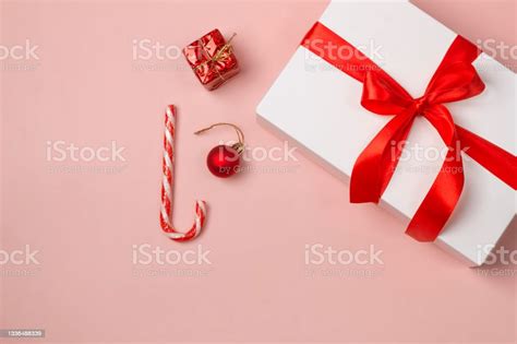 복사 공간이있는 복숭아 배경에 새틴 빨간 리본 리본이있는 흰색 선물 상자 개념에 대한 스톡 사진 및 기타 이미지 개념 겨울 공단 Istock