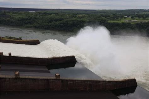 Itaipú abrió el vertedero para aliviar la crecida del Río Iguazú y