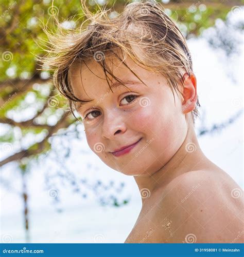 De Jonge Jongen Bij Het Strand Glimlacht En Kijkt Zelf Zeker Stock