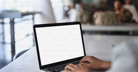 노트북 컴퓨터의 키보드에 타이핑하는 젊은 여성의 손을 닫습니다 광고 텍스트에 대한 흰색 빈 화면 사진 Unsplash의 컴퓨터 키보드 이미지