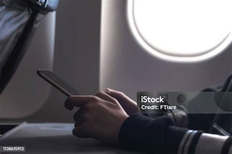 백인 소년은 안전 벨트를 고정 하 고 비행 중 태블릿 Pc를 사용 합니다 아이와 함께 안전 여행 개념 12 13세에 대한 스톡 사진 및 기타 이미지 Istock