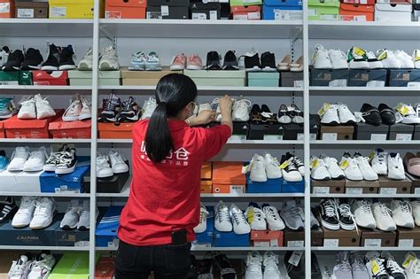 618尝试了京东唯品会，我发现了这些秘密 今年618快要结束了，陆陆续续买了五六单，在 京东 买了一部手机， 唯品会 买了衣服鞋子。本来没准备