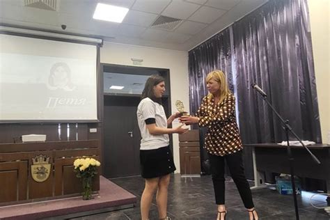 17 годишната Деница от Бургас грабна голямата награда на поетичния конкурс Петя Дубарова Снимки
