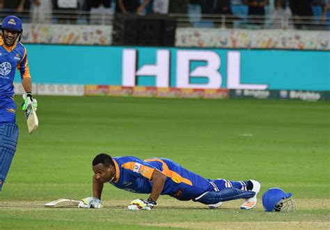 Team Mates Mob Kieron Pollard After Karachi Kings Win