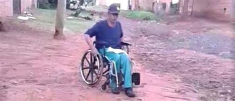 Vídeo morador mostra dificuldade de vizinho cadeirante em rua
