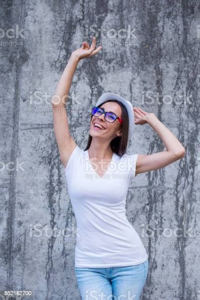 Hipster 안경 및 모자 콘크리트 벽 근처에 행복 한 매력적인 젊은 여자 20 29세에 대한 스톡 사진 및 기타 이미지