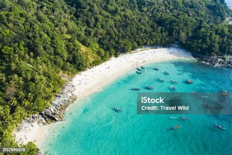 위에서 보기 하얀 모래와 청록색 맑은 물 긴 꼬리 보트와 사람들 일광욕 자유 해변 푸 켓 태국 아름 다운 열 대 해변의 공중 보기 시크릿 비치에 대한 스톡 사진 및 기타