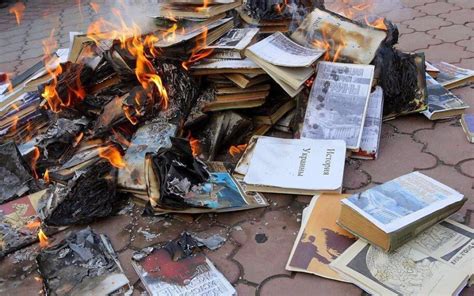 Спалювання українських підручників з історії це нацизм посол