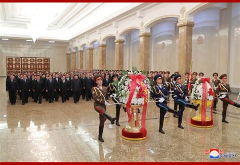 金正日逝世7周年，金正恩参谒锦绣山太阳宫并献花全球速报澎湃新闻 The Paper