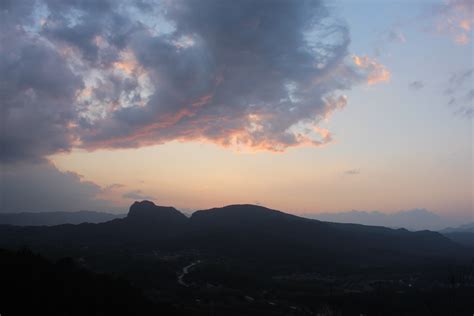 무료 이미지 수평선 구름 태양 해돋이 일몰 햇빛 언덕 새벽 분위기 황혼 저녁 잔광 비오는 날 하카 광동 평원 세계 최초의 부처 대기 현상
