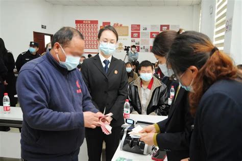 “娜”些案例为130名员工“讨薪”510余万，奉贤法院解决群体性欠薪纠纷其他