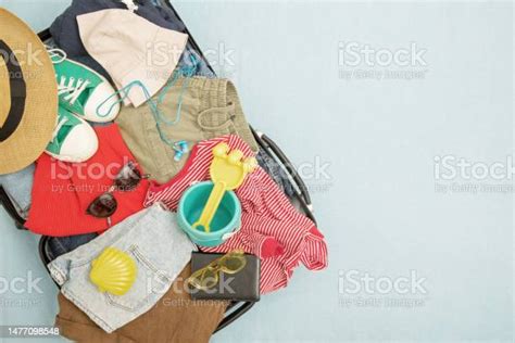 다양한 포장 된 옷으로 여행 가방과 수하물을 엽니 다 여행 개념입니다 평면도 복사 공간 0명에 대한 스톡 사진 및 기타 이미지