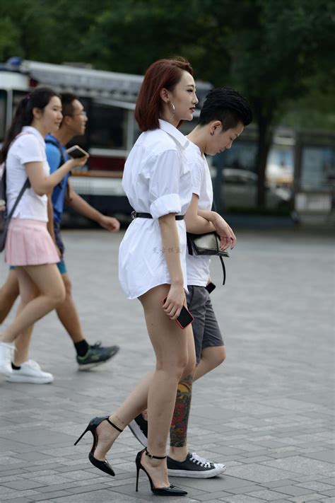 街拍：12公分的尖头细高跟，白衬衫姑娘驾驭起来一点难度都没有