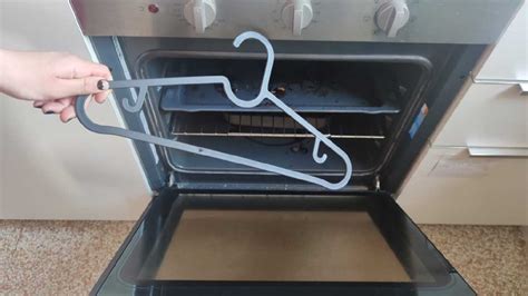 Un simple cintre suffit pour dégraisser le four et le grill