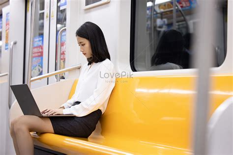 직장에서 일하는 여성 사진 무료 다운로드 Lovepik
