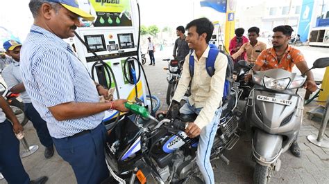 Petrol Diesel Price पेट्रोल डीजल की कीमतों में बदलाव घर से निकलने से