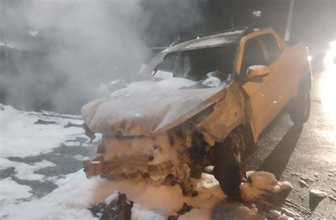 Carro Pega Fogo Depois De Bater Contra Um Poste Unitv