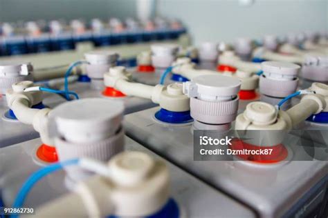 강력한 축전지 연결 플러스 마이너스 에너지의 공급을 위한 행에 Dc 배터리입니다 배터리 실에 누 산 기입니다 배터리 전원에 대한 스톡 사진 및 기타 이미지 Istock