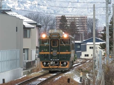JR西日本 国鉄キハ40系気動車 ベルモンターニュエメール べるもんた キハ40 2027 新高岡駅 鉄道フォト写真 by 鉄道と絵