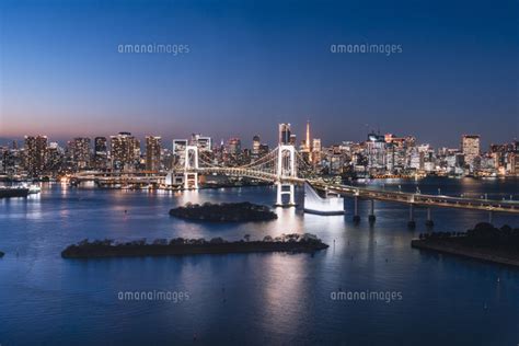 東京、お台場から望む薄暮の都心の景観の写真素材 Fyi07918346 ストックフォトの Qlean Market（キュリンマーケット）