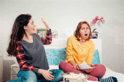 O Conceito De Relações Lésbicas LGBT Duas Jovens Estão Deitadas Na Cama