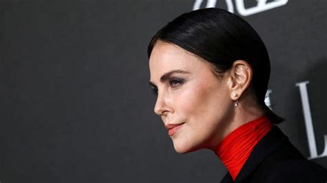 Faut Il Parler L Afrikaans Charlize Theron Juge La Langue Des Colons