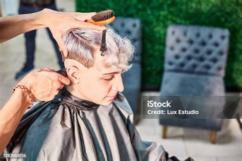 이발사 의자에 앉아 있는 젊은 밀레니엄 남자는 면도기로 머리를 면도합니다 그루밍 이발소 전염병 개념 18 19세에 대한 스톡 사진 및 기타 이미지 Istock