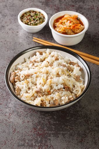 콩나물과 고기를 곁들인 한국 쌀에 양늠장 소스와 김치 클로즈업이 제공됩니다 세로 0명에 대한 스톡 사진 및 기타 이미지 0명 간장 건강한 식생활 Istock