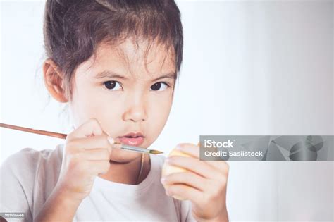 행복 한 아시아 아이 소녀 그리기 및 부활절 달걀에 그림 부활절 날 준비 계절에 대한 스톡 사진 및 기타 이미지 계절